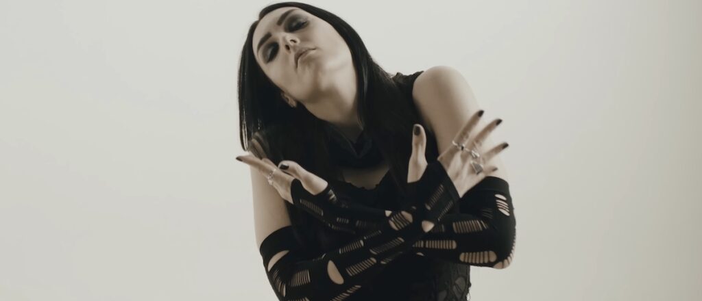 WALK IN DARKNESS – Symphonic Goth Metal Outfit teilt `Chasing The ...